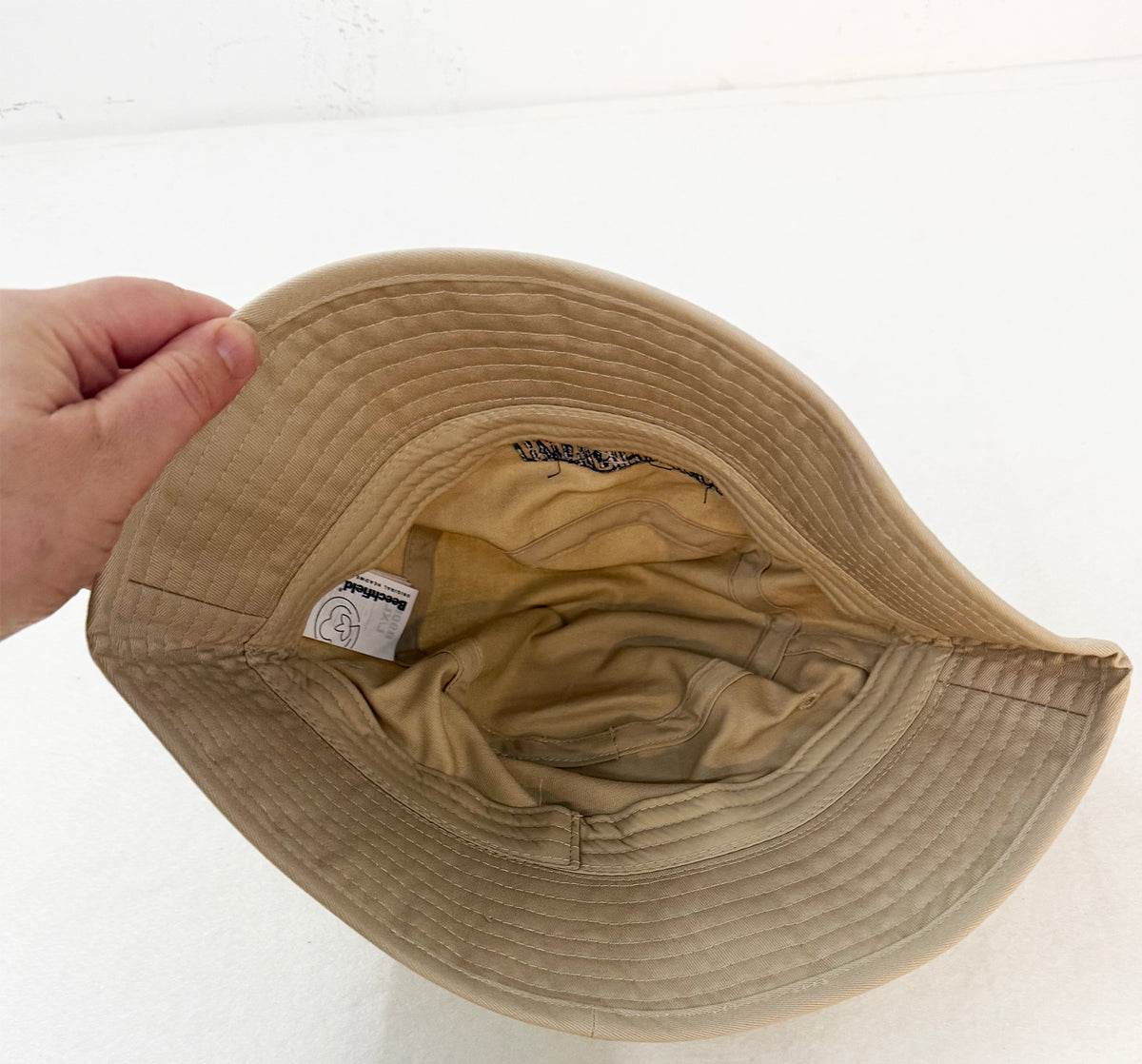 Classic Sand colour Bucket hat with black logo – Hayburner